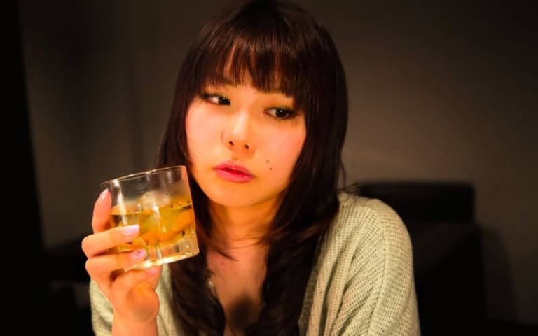 ガールズバーでドリンクの上手なもらい方【7選】どんどん稼げる | キャバドレスKYABAS